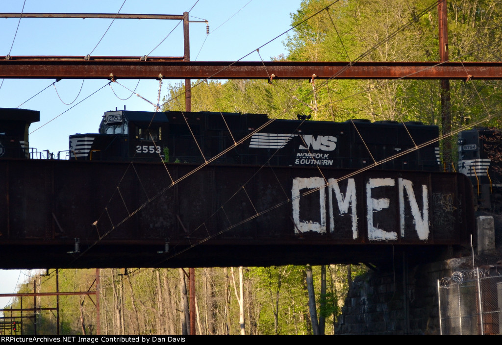 NS SD70 2553 trails on 17G